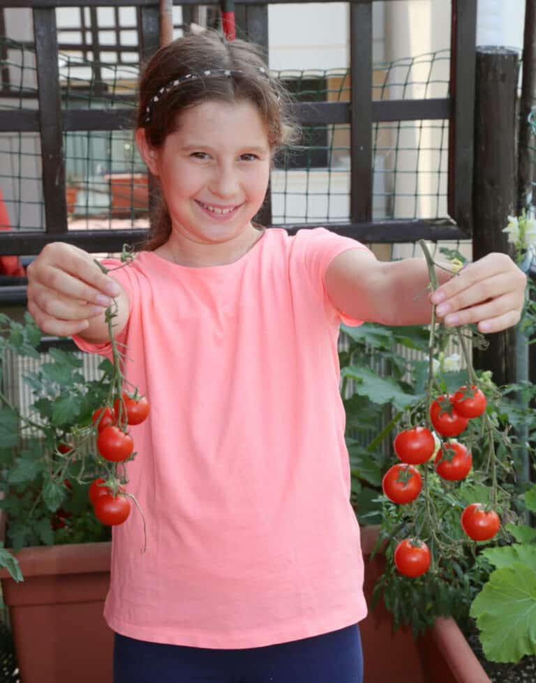Tips for Vegetable Gardening with Kids {Benefits too!}